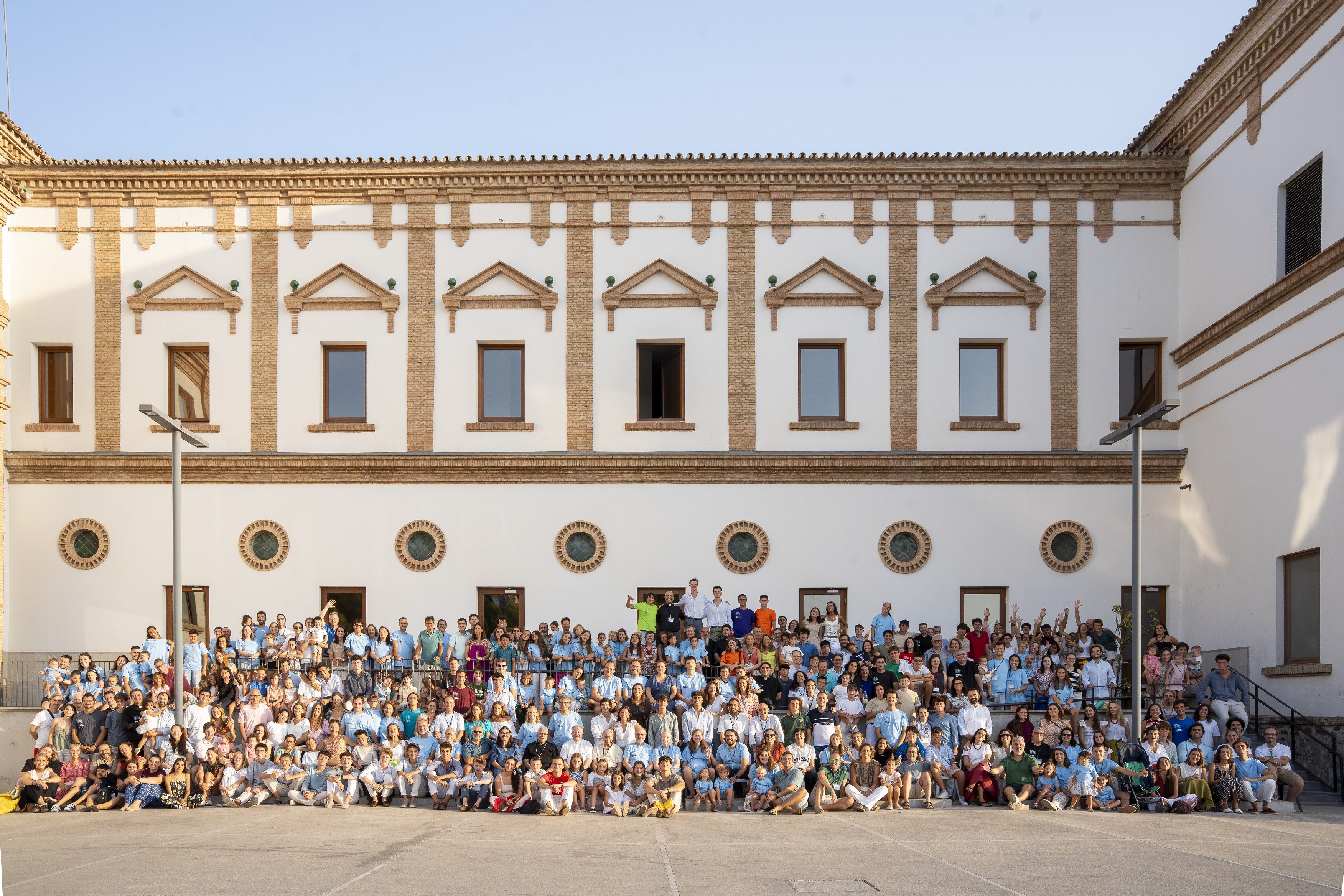 Cerca de 150 familias, 330 niños, seminaristas, sacerdotes y un obispo ...