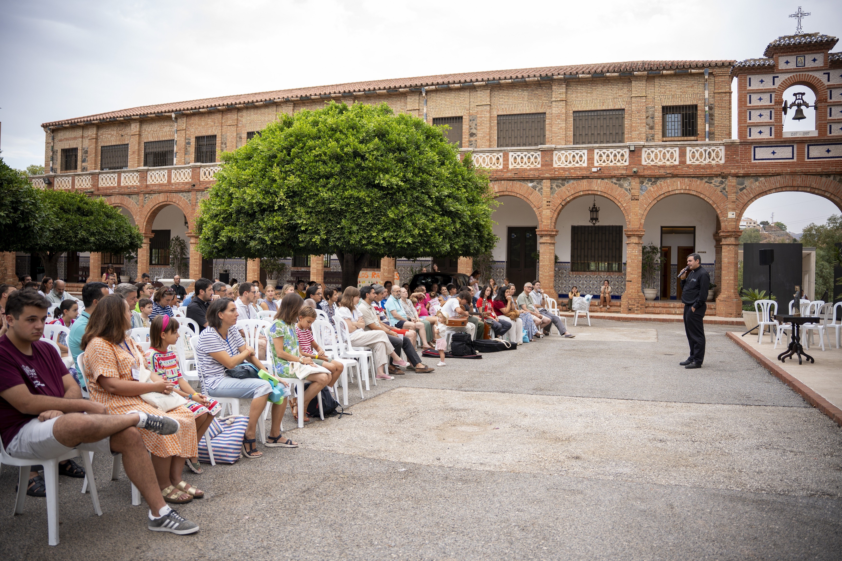 Cerca de 150 familias, 330 niños, seminaristas, sacerdotes y un obispo ...