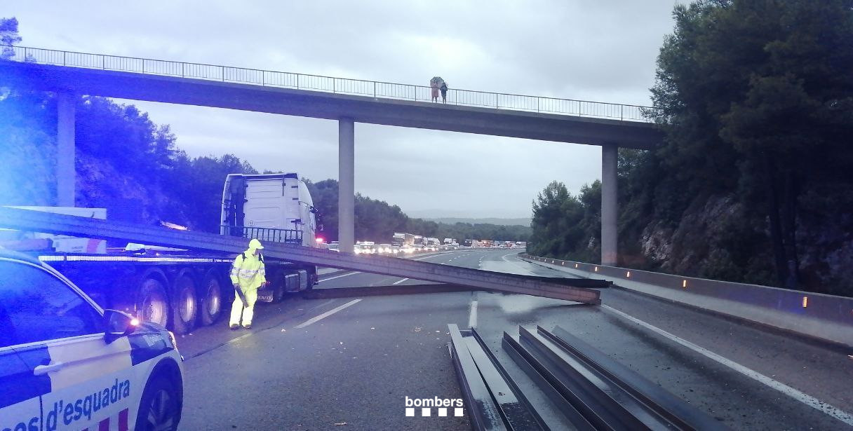 Cortada la AP-7 en Tarragona por un camión que ha perdido su cargamento ...