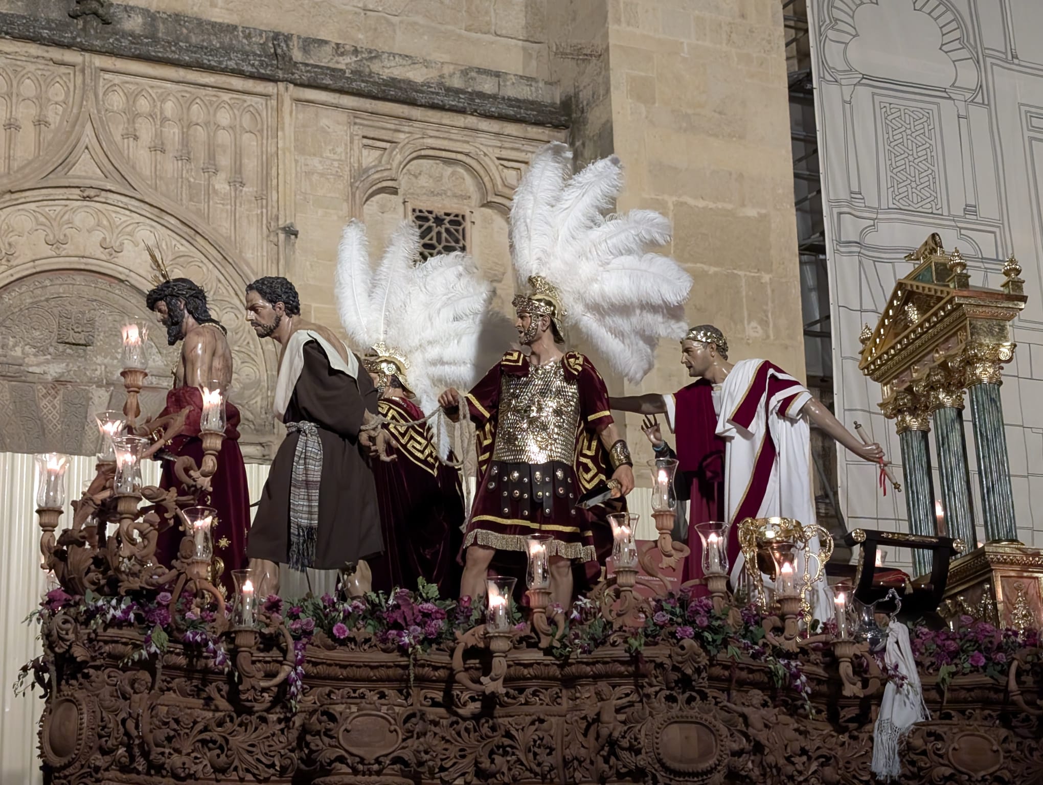 Córdoba disfruta en la calle con un Vía Crucis atemporal