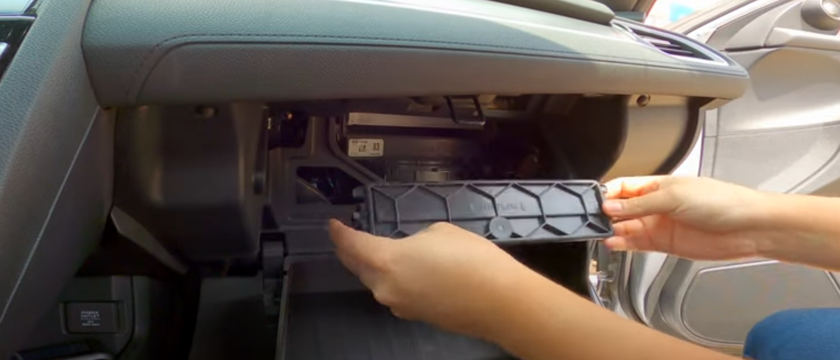 El secreto de la guantera de los coches para ahorrar más de 100 euros ...