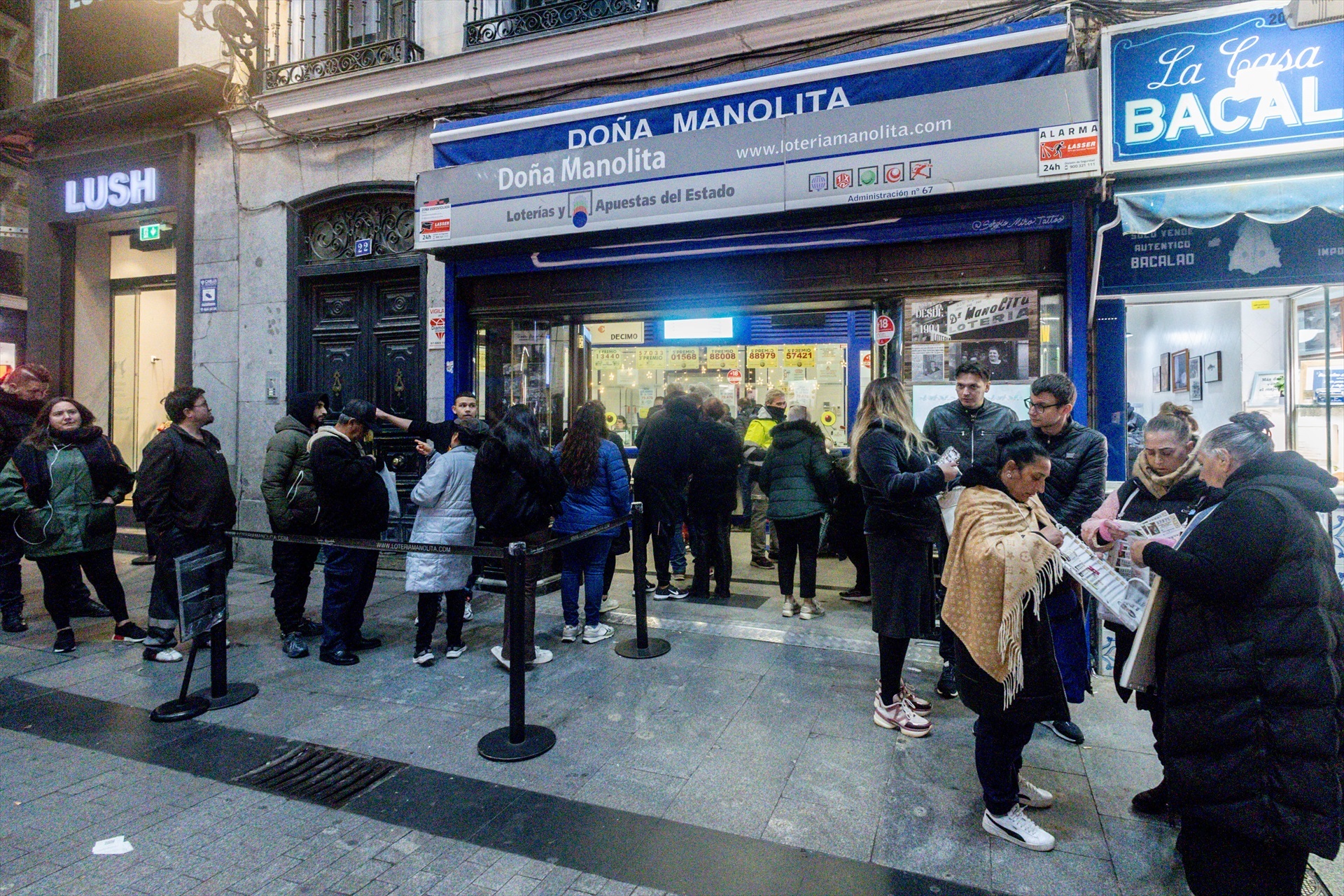 La tradición de la lotería en Doña Manolita: «Me llevo 100 décimos, 40 ...