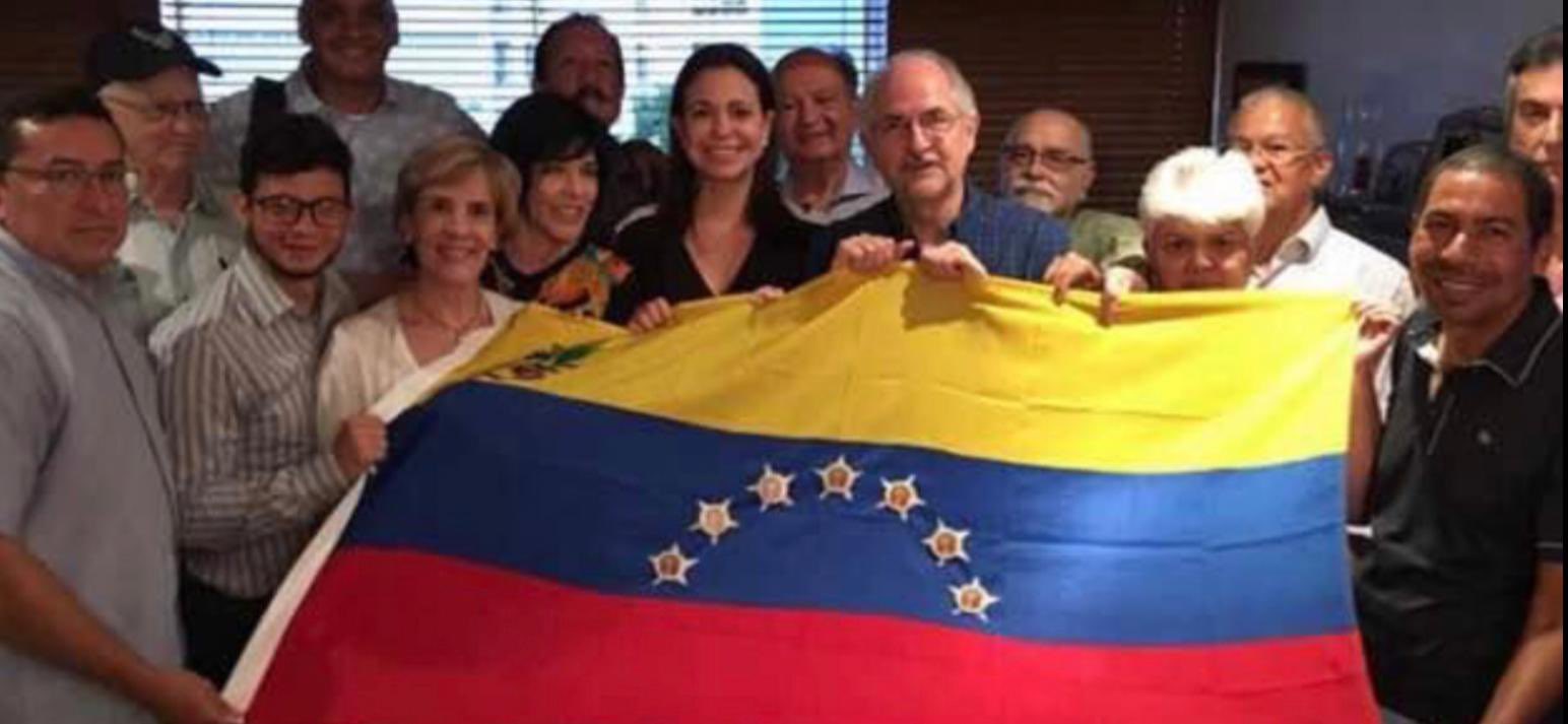 Dos abrazos, una bandera y una historia