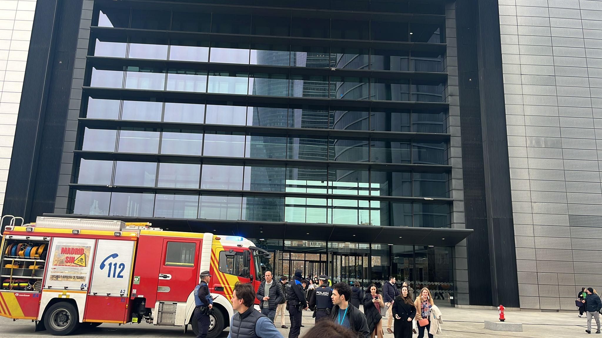 Un incendio en la Torre Foster de la Castellana provoca el desalojo de ...