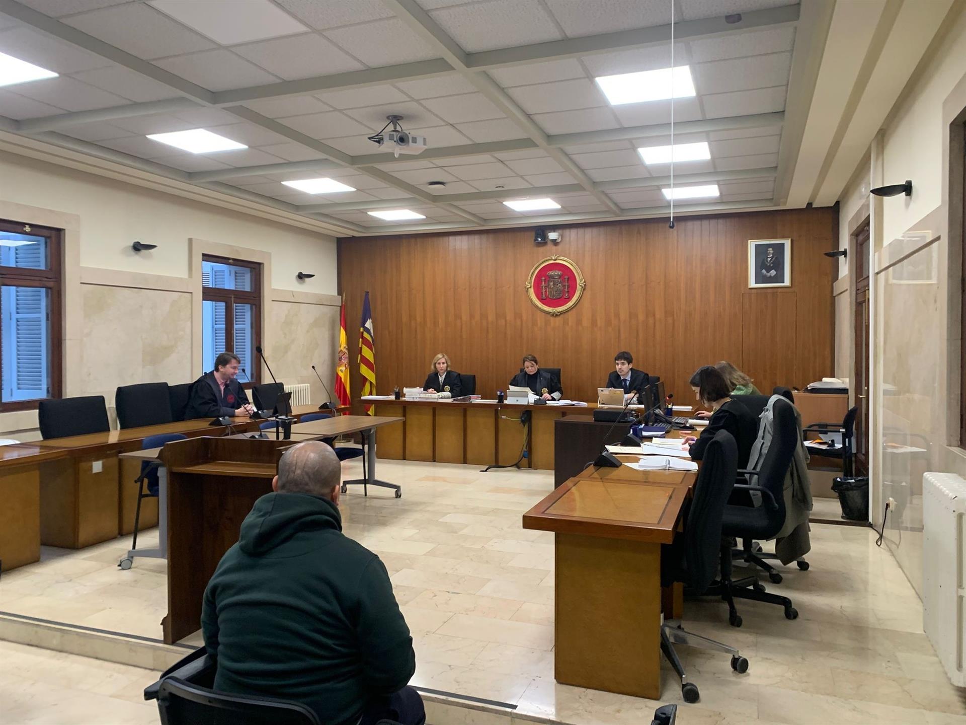 Un salvadoreño que acuchilló a un desconocido en el aeropuerto de Palma ...