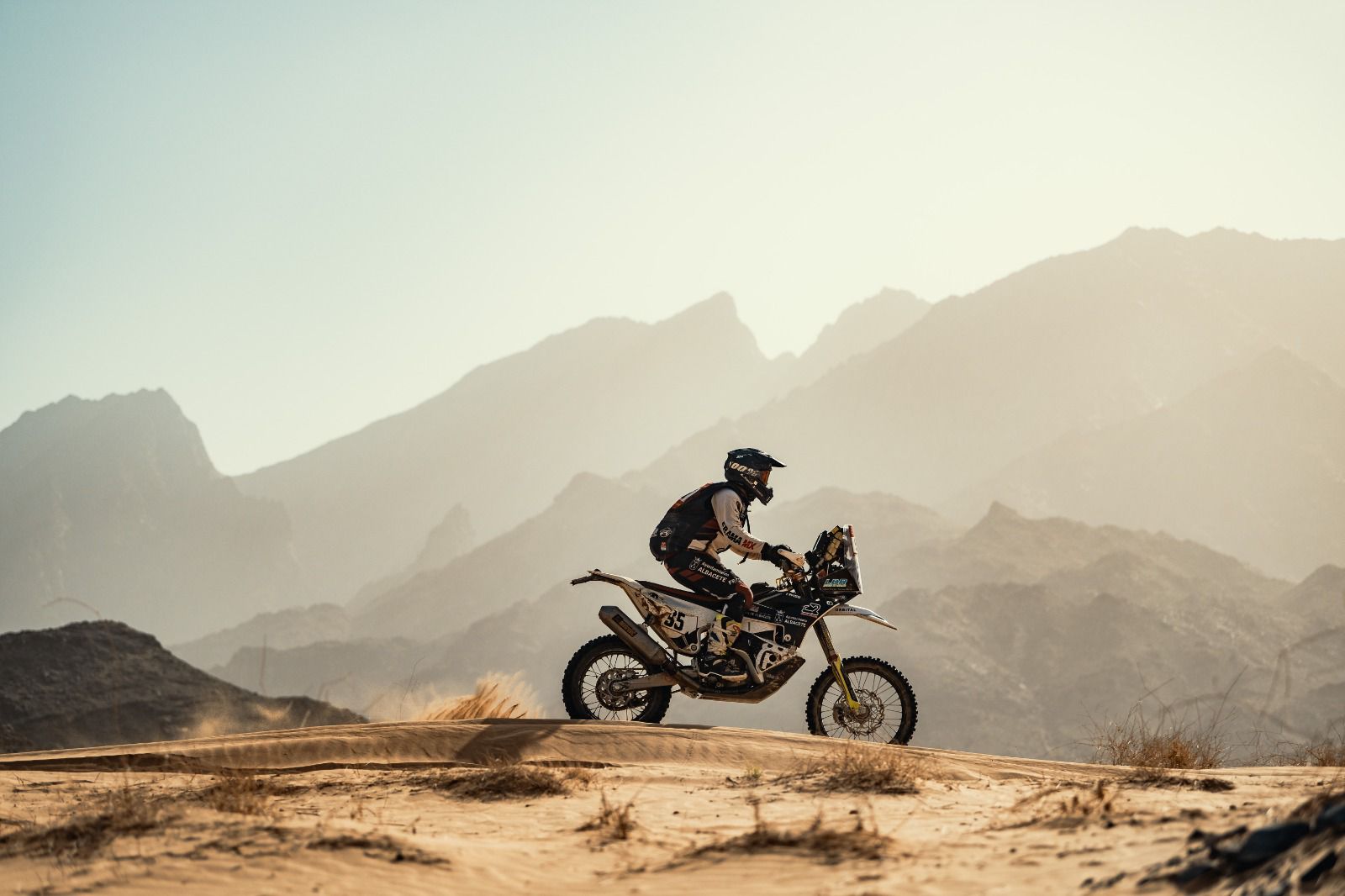El albaceteño Juancar Torres sobrevive a un mar de dunas y completa el ...