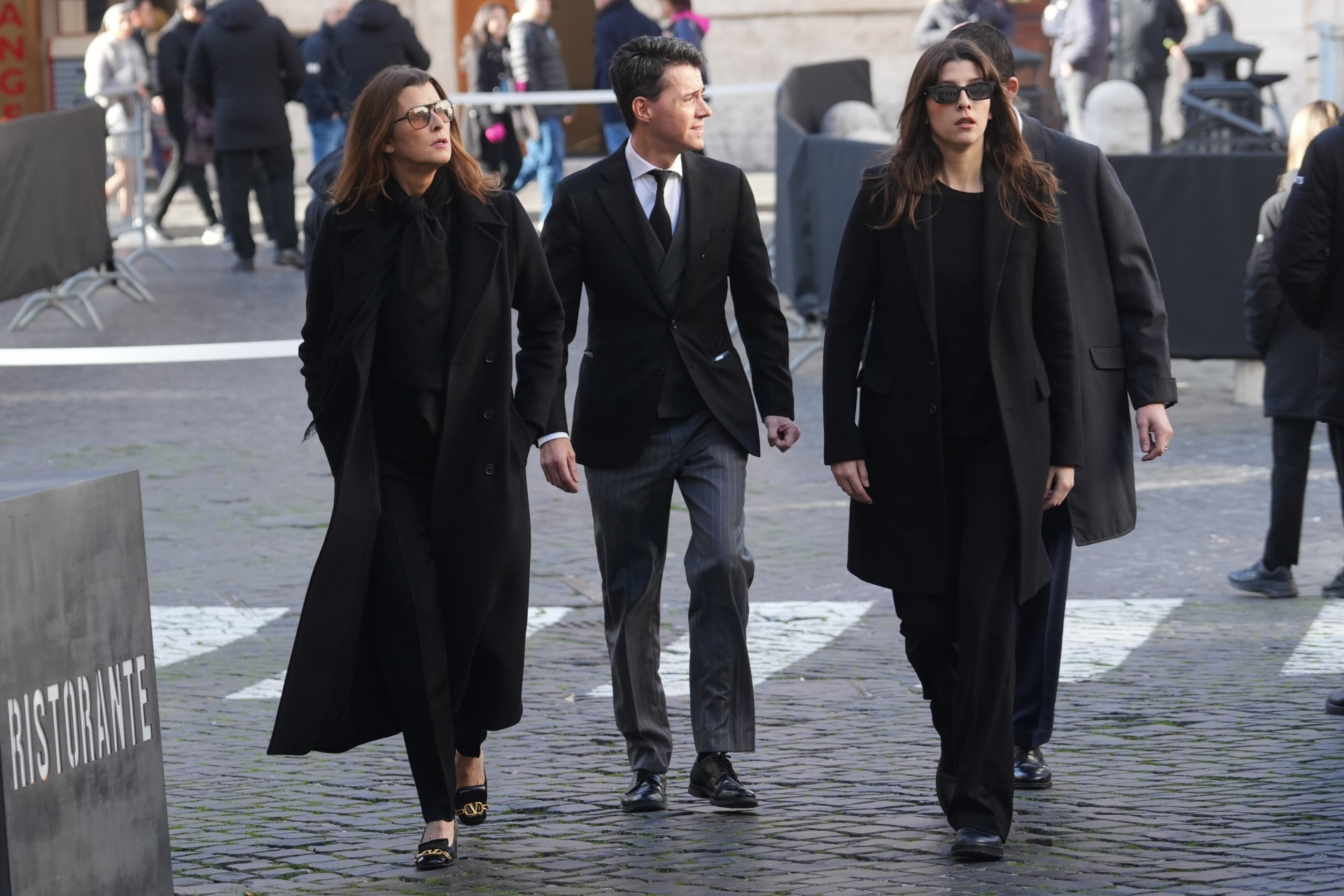 Naty Abascal y Rosario Nadal, en la capilla ardiente de Valentino en Roma