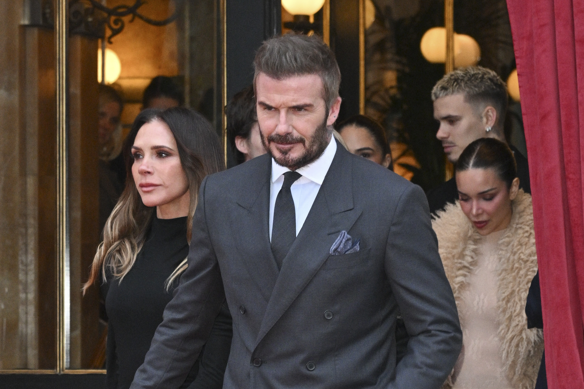 Los Beckham, como una piña reaparecen en París (sin Brooklyn y su mujer ...