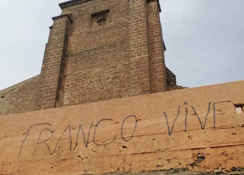 Aparecen pintadas de «Franco vive» en el castillo de Álora (Málaga) en ...