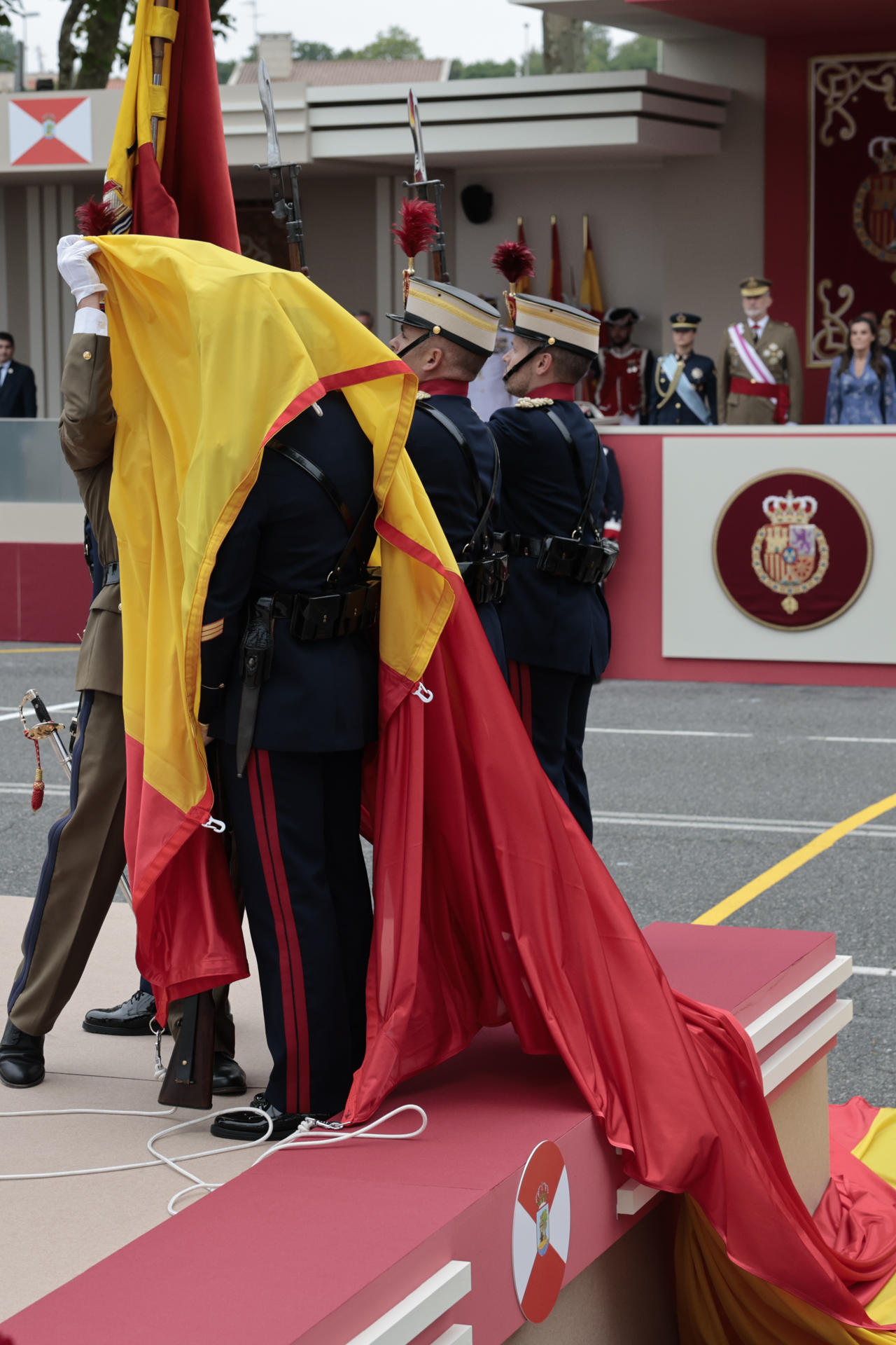 Fuerzas Armadas: La verdadera causa que provocó la caída de la bandera ...